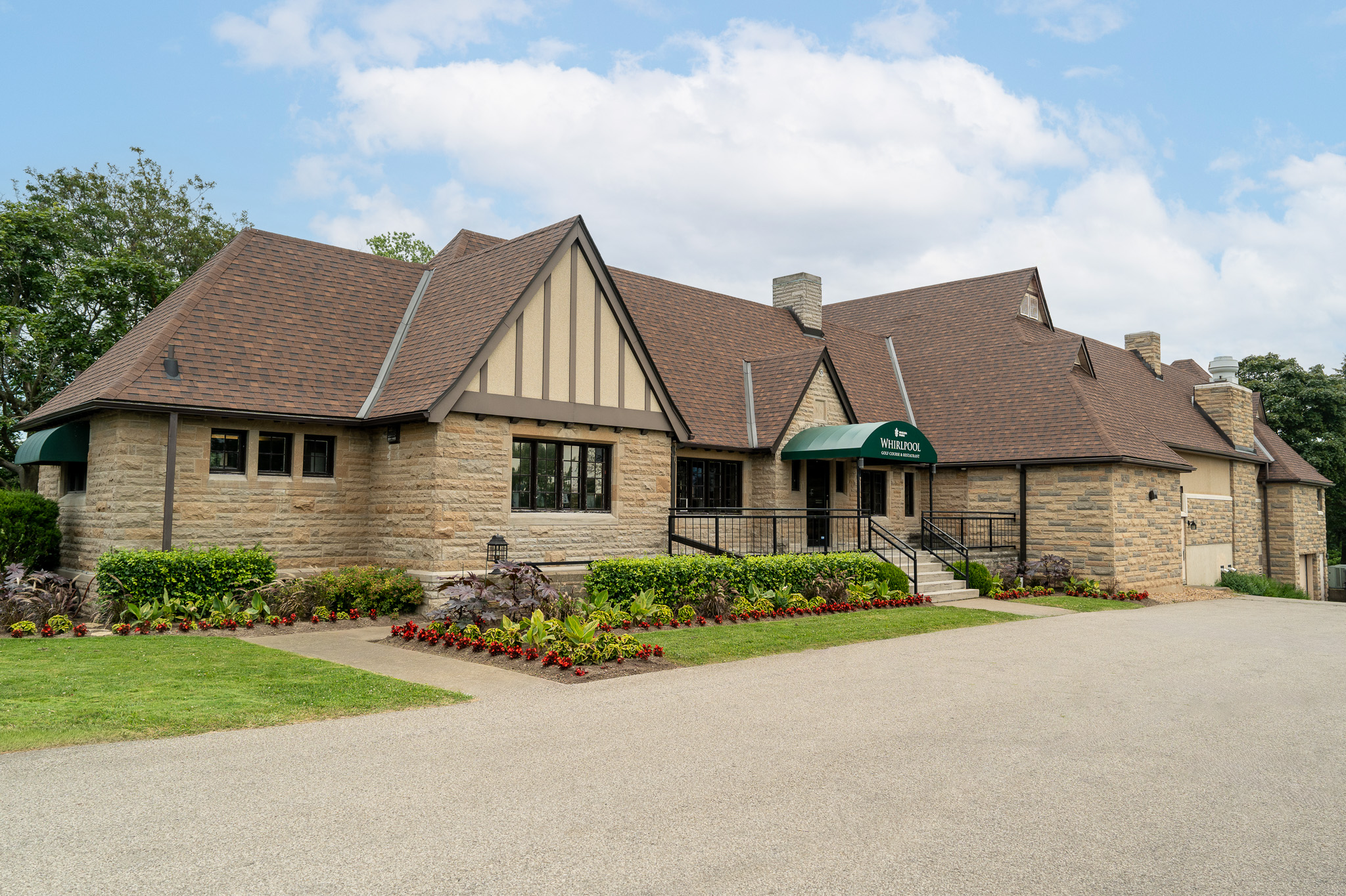 Whirlpool Pub + Lounge – Dine at a top ranked public course